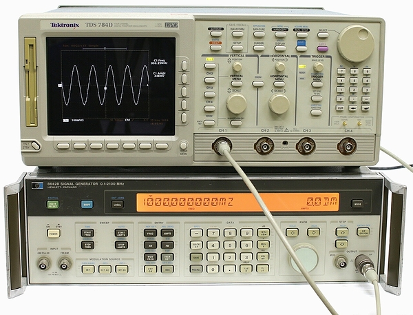 hp 8642B + opt.001 低位相雑音 シンセサイズド標準信号発生器 Synthesized Signal Generator ...